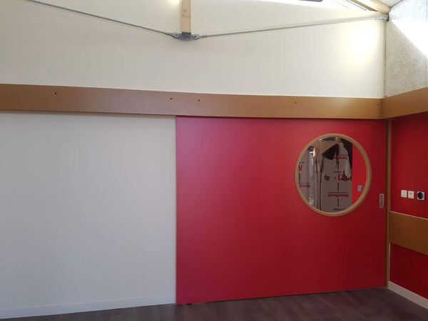 Portes : Porte coulissante de grande taille avec occulus - A2M